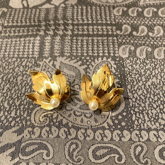 Forstner | Jewelry | Vintage Forstner Screw Back Gold And Pearl ...